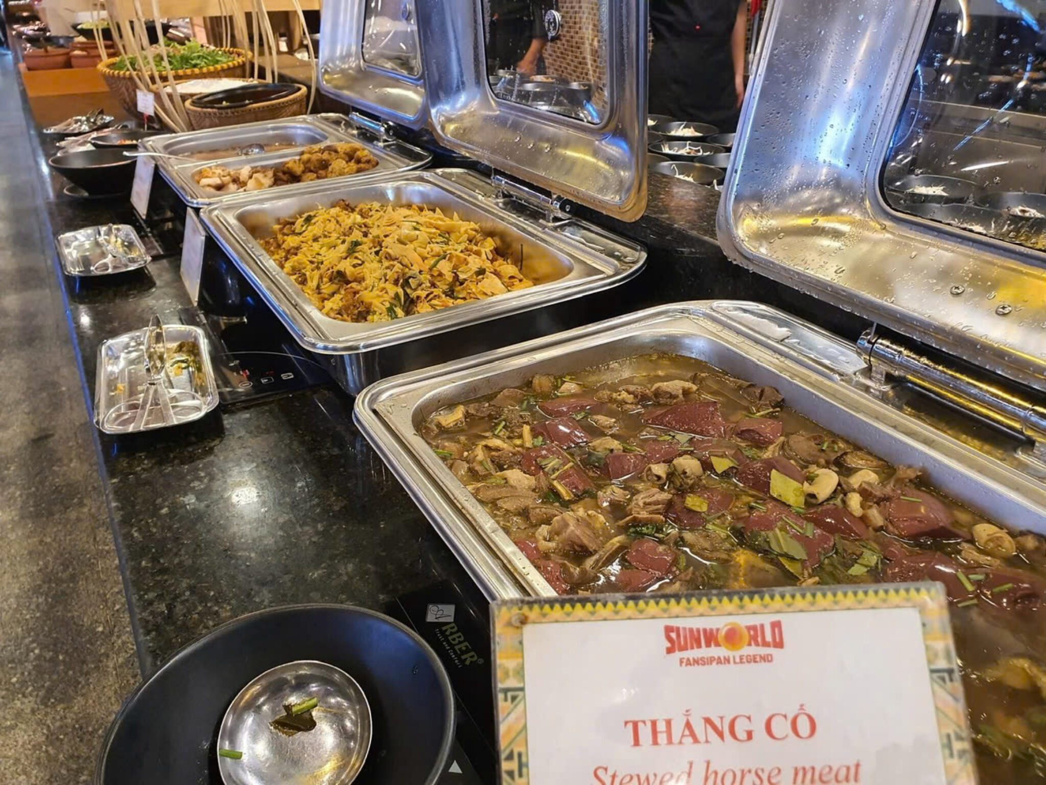 Buffet Tại Nhà Hàng Vân Sam | Vé Cáp Treo Fansipan Sapa